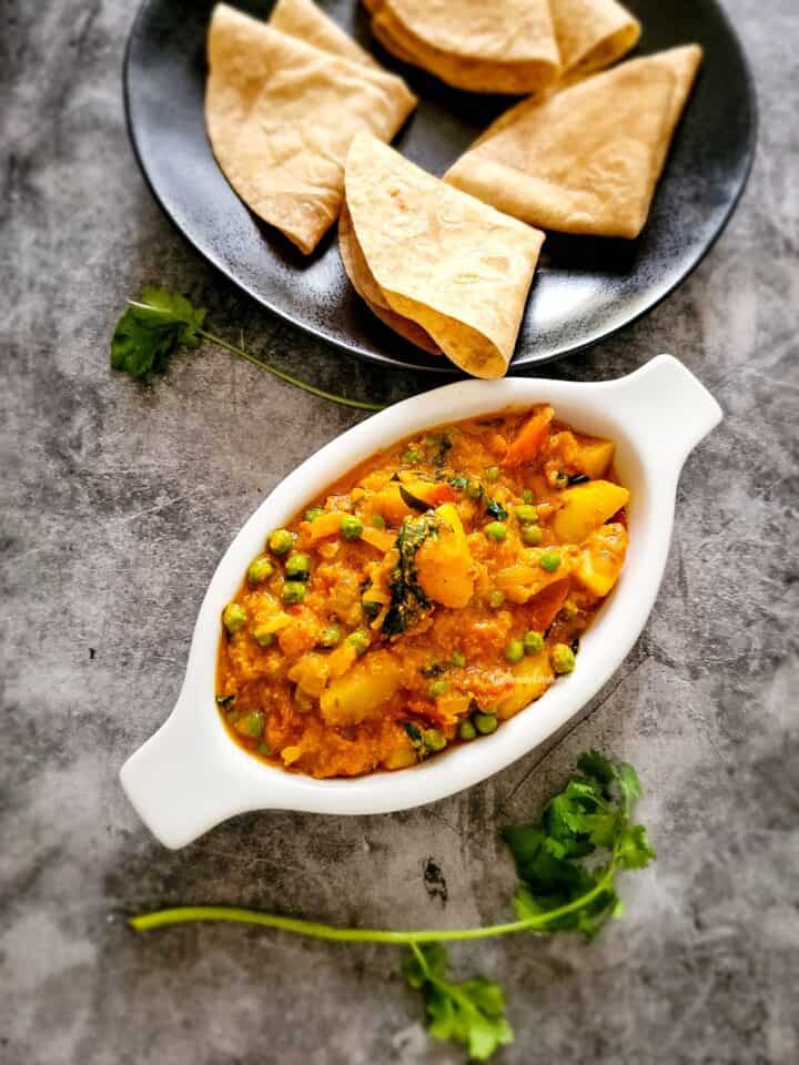 Potato Peas Kurma | Urulai Pattani Masala Recipe - Cakeworkorange
